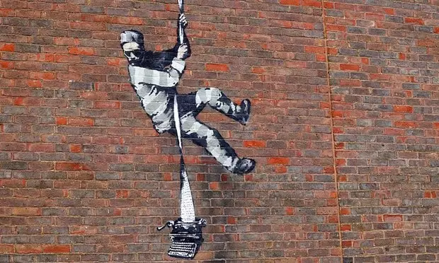 Hoto No. 1 - Graffiti a cikin salon Banksy ya bayyana a kan bango na tsohon kurkuku a cikin kewayen London