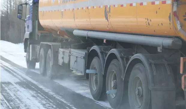 Foto №1 - Per què els camions adjunten ampolles de plàstic a les rodes