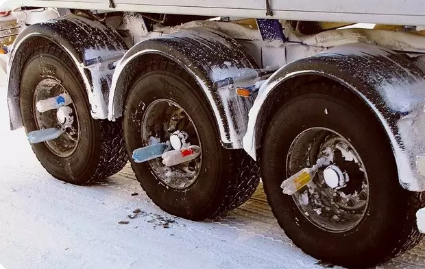 Myndarnúmer 3 - Af hverju Truckers Festa plastflöskur á hjólin