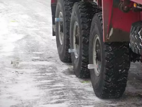 Foto №4 - Waarom truckers plastic flessen op de wielen bevestigen