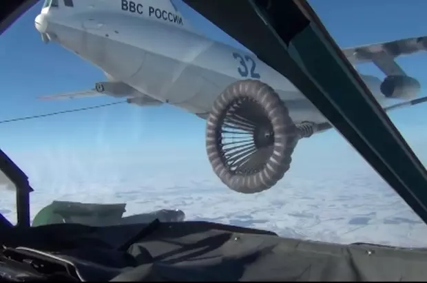 Litrato №1 - Giunsa ang refueling sa kahanginan sa mga eroplano sa kombira sa Russia (video)