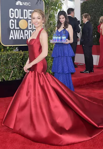 Ang batang babae-promoter na may Golden Globe ay naging unang meme ng 2019 67187_3