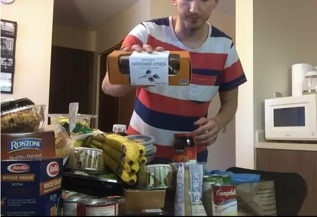 Фотографија број 1 - Руски момак који се преселио у Сједињене Државе показује колико хране постане бесплатна (узбудљива видео)