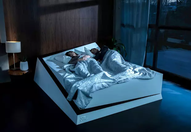 Photo №1 - Ford engineers developed a bed for two, which does not allow you to push you to the edge (magic video)