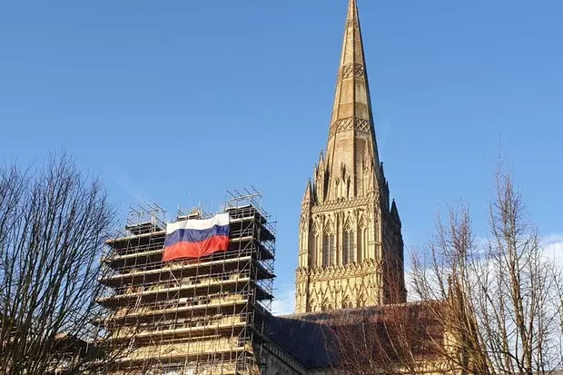 Foto №1 - Nella cattedrale di Salisbury, la bandiera russa pubblicata (foto)