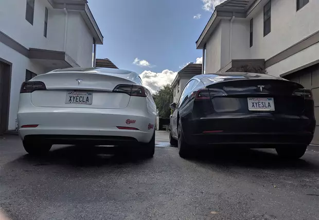 Ryska invandrare i USA Banned Ride på Tesla med ett 