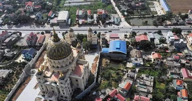 FOTO №2 - Biznismen koji je uvijek sanjao da živi u palači, stvarno ga je samarao