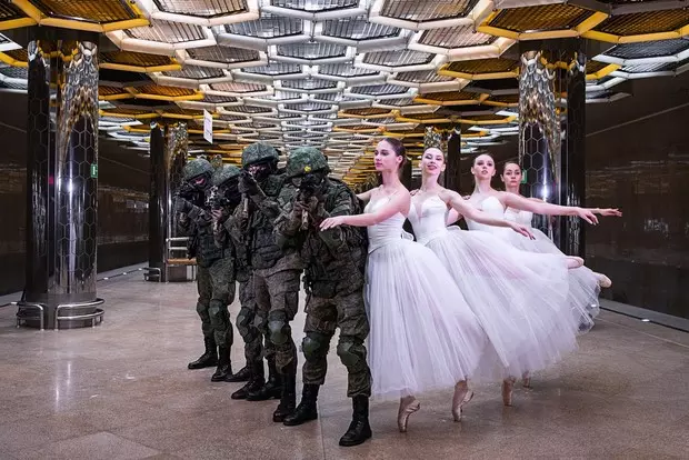 Foto nummer 1 - Militær Yekaterinburg gjorde en festlig foto økt med ballerinas i t-banen (galleri)