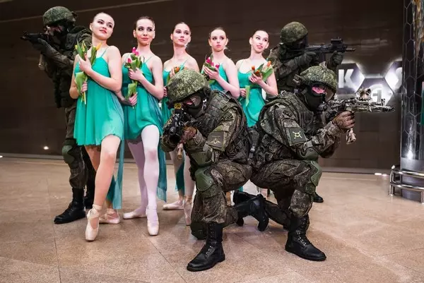 Militær Yekaterinburg gjorde en festlig fotoøkt med ballerinas i t-banen (galleri) 68775_10