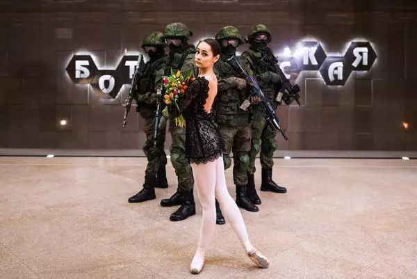 Militær Yekaterinburg gjorde en festlig fotoøkt med ballerinas i t-banen (galleri) 68775_11