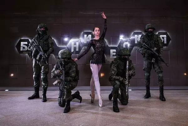 Militær Yekaterinburg gjorde en festlig fotoøkt med ballerinas i t-banen (galleri) 68775_3