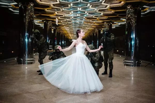 Militær Yekaterinburg gjorde en festlig fotoøkt med ballerinas i t-banen (galleri) 68775_4