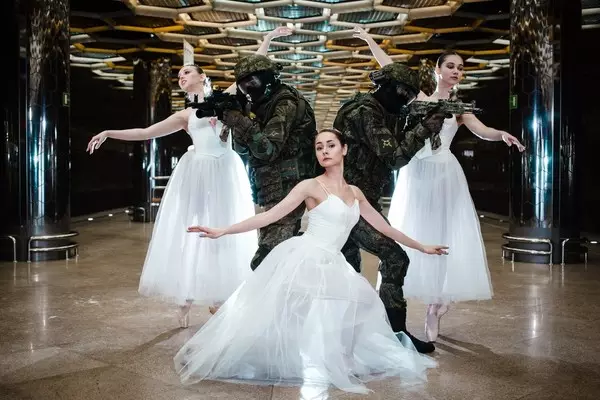 Militær Yekaterinburg gjorde en festlig fotoøkt med ballerinas i t-banen (galleri) 68775_5