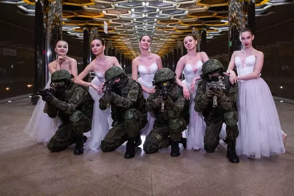 Militær Yekaterinburg gjorde en festlig fotoøkt med ballerinas i t-banen (galleri) 68775_7