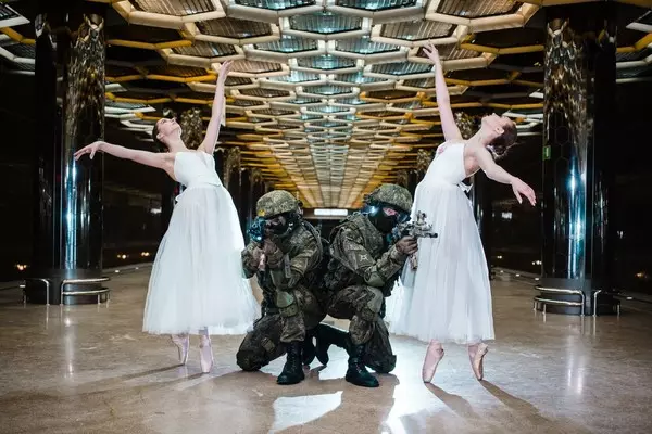 Militær Yekaterinburg gjorde en festlig fotoøkt med ballerinas i t-banen (galleri) 68775_8