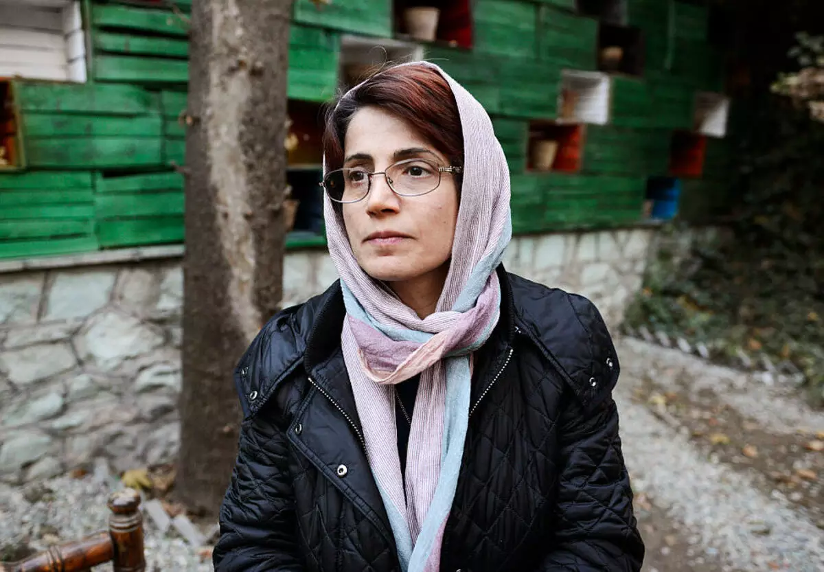Attivista iraniani dei diritti umani condannati a 33 anni in carcere e 148 shock