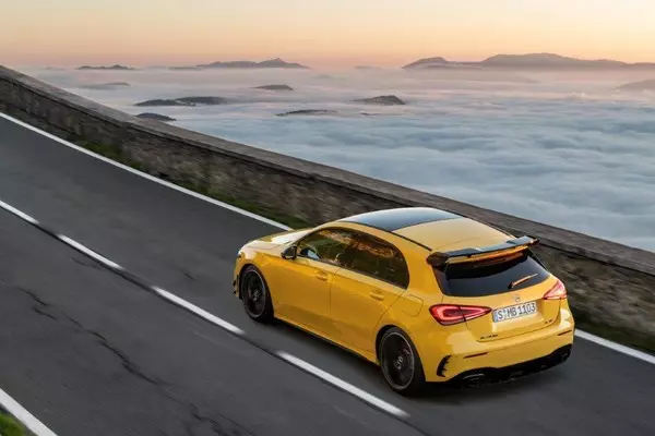 Mercedes-AMG A35: Günəşli Bunny 69804_12