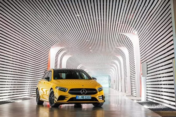 Mercedes-AMG A35: Günəşli Bunny 69804_7