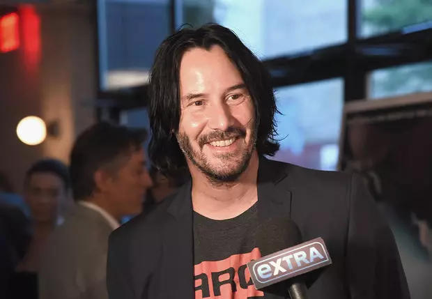 Foto número 1 - Keanu Reeves inverteu os passageiros de uma aeronave de emergência, batendo para a cidade e entretendo toda a estrada (vídeo)