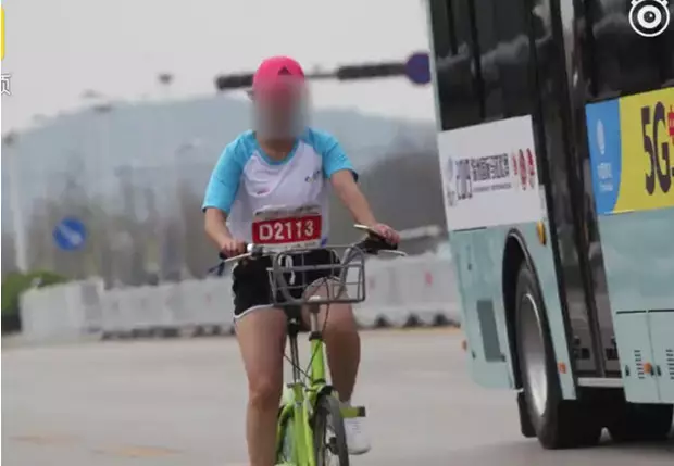 사진 번호 1 - 중국에서 마라톤 참가자는 자전거를 사용하여 경쟁에서 제거되었습니다.