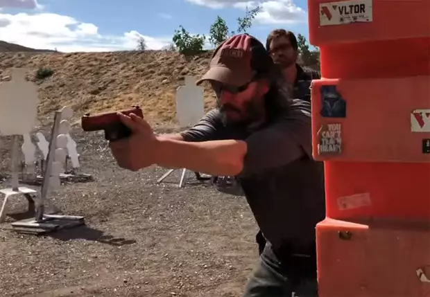 Foto número 1 - Keanu Reeves está preparado para o papel de John Whitch baixo a orientación das excesivas forzas especiais (vídeo)