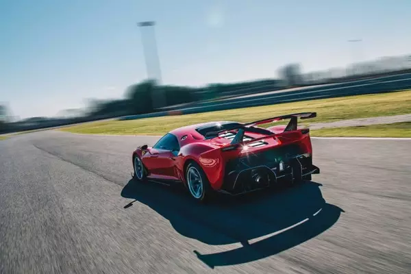 Ferrari mengeluarkan supercar yang paling kuat yang baru 71491_5