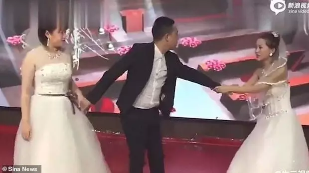 照片№2 - 中國婚禮試圖擾亂出現的另一個新娘，但新郎仍然是堅定不移的（悲傷的視頻）