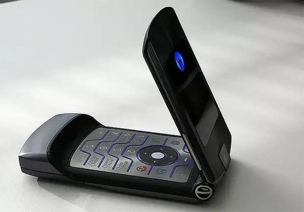 Hejmara Wêne 2 - A Cult Mobile Telefon Motorola Razr di bin navê Motorola Razr XT2000-1 de vedigere