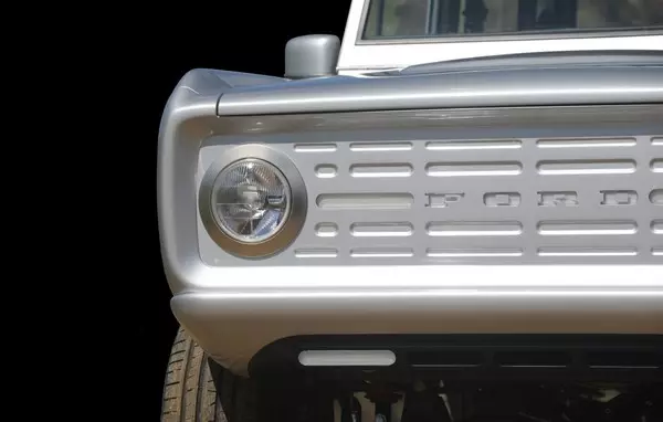 Best retrofuturism: umeme Ford Bronco. 71943_4