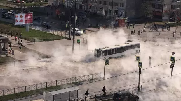 Nombor Photo 1 - Di St Petersburg, bas dengan orang jatuh ke dalam lubang dengan air mendidih di tengah-tengah jalan (video)