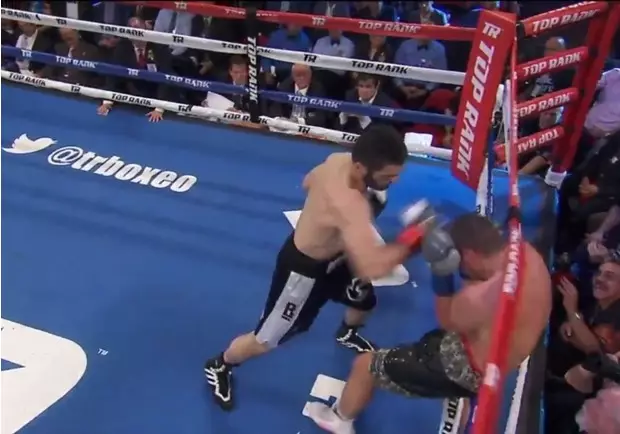 Larawan №1 - Russian technically knocked ang mga Amerikano at defended ang pamagat ng World Boxing Champion (video)