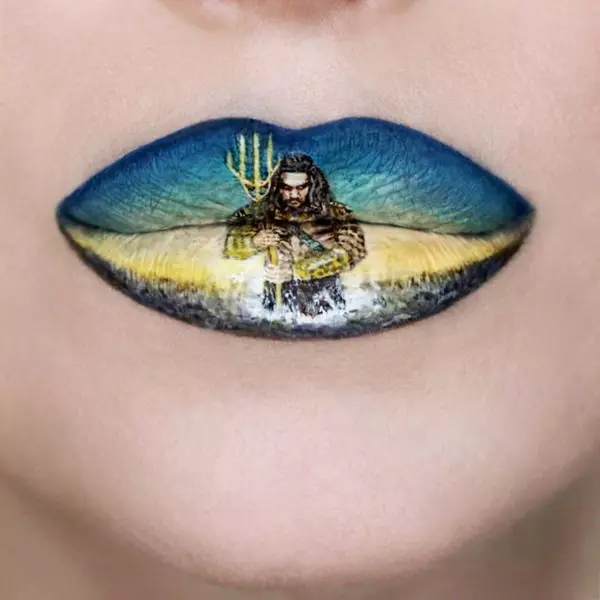 Girl jewelry draws characters of cult films on lips 72442_11