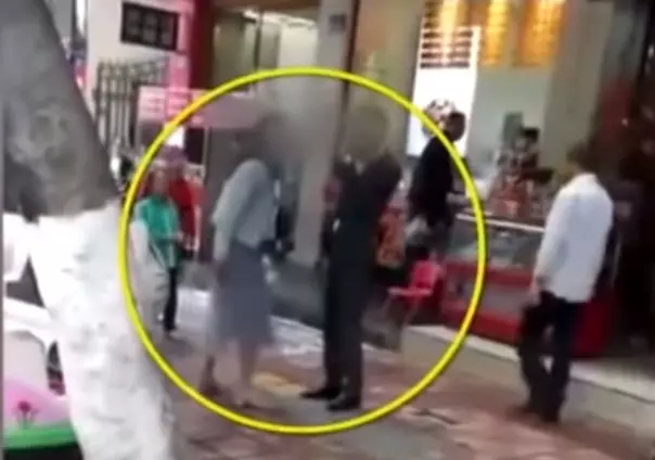 Fotoğraf №1 - Passers-Robbed Guy 52 önünde bir arkadaş bir tetiğe taklit etti. Ve nedense, hepsi sıkıldı (video)