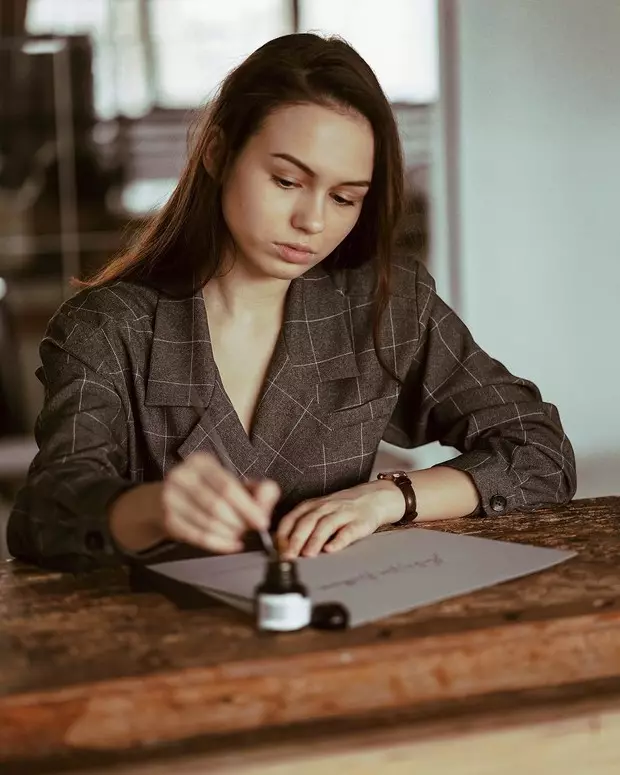 Foto №2 - Un estudante de Krasnoyarsk gaña millóns (ben, ata agora só dous), vendendo fermosas sinaturas para empresarios (foto)