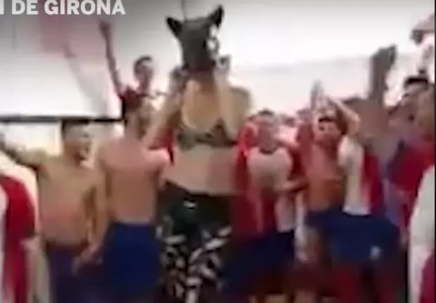 Imatge №1 - Club de futbol espanyol va organitzar un cubeer per celebrar la victòria amb un stripper al vestidor (vídeo)