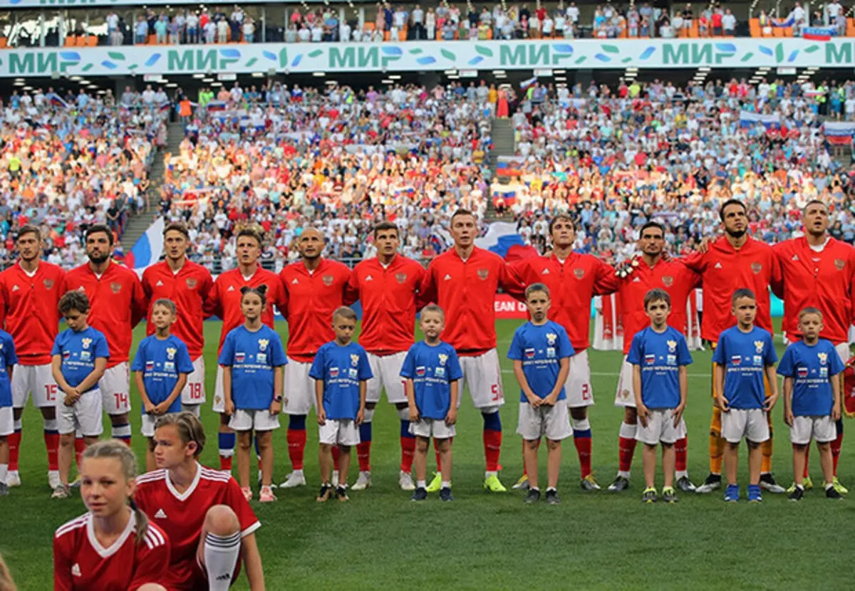 Fotoğraf numarası 1 Nizhny Novgorod'daki milli takım maçını ziyaret etti ve futbolun başkentten tahliye edildiğine sevindim