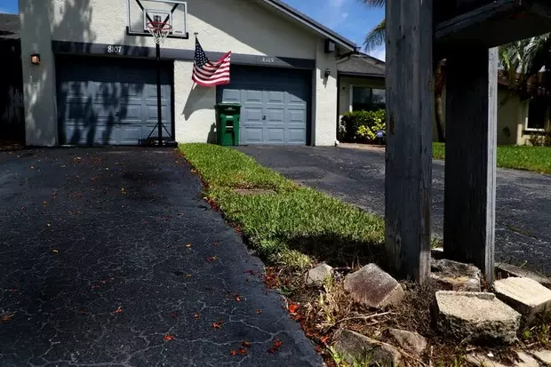 Photo №1 - American bought his first home, and it turned out that he bought a piece of earth 30 m x 30 cm