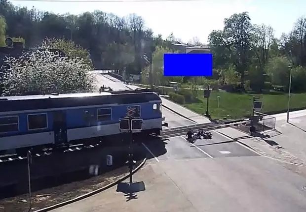 Photo №1 - Motorcyclist did not notice the barrier and overturned onto the rails. An eyewitness saved him from the train in the last moment (dramatic video)