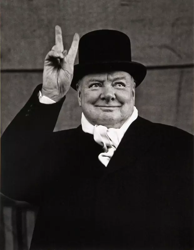 Winston Churchill demonstreert twee vingers