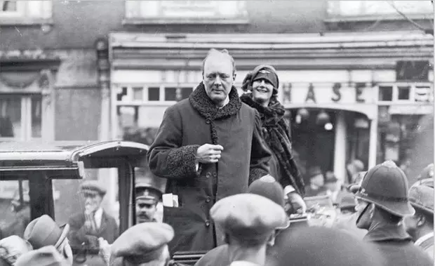 Ar an óráid toghcháin lena bhean chéile