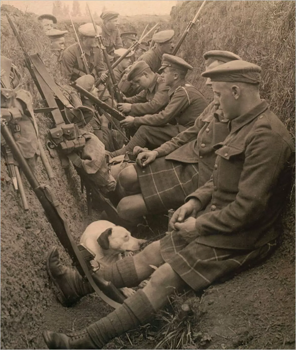 Tentara Skotlandia di parit. 1915.