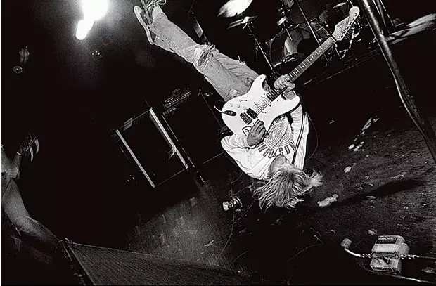 Kurt joue debout sur sa tête. Vancouver, 1991.