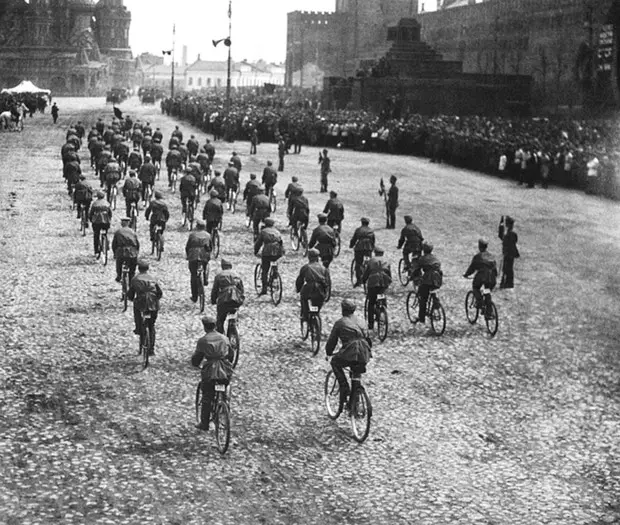 Ảnh №29 - Lịch sử bất lịch sự của quân xe đạp