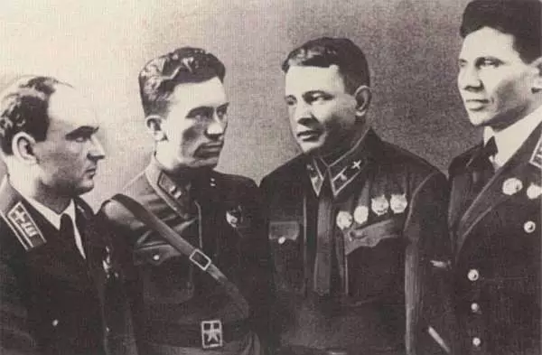 Pilotët vullnetarë në Kinë. E drejta e majtë: F.P. Polunin, P.V. Leva, a.g. Ryt, A.S. Blagoveshchensky