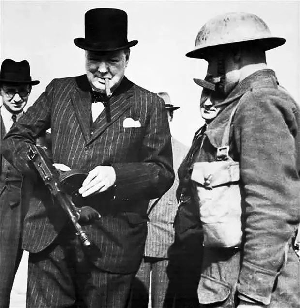 Фото №1 - Історія однієї фотографії: Черчілль з пістолетом-кулеметом в липні 1940 року