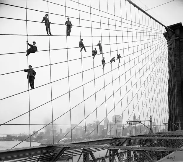 Hejmara wêneyê 1 - Dîroka yek wêne: Karkerên li ser kabloyên Bridge Brooklyn, Octoberirî 1914