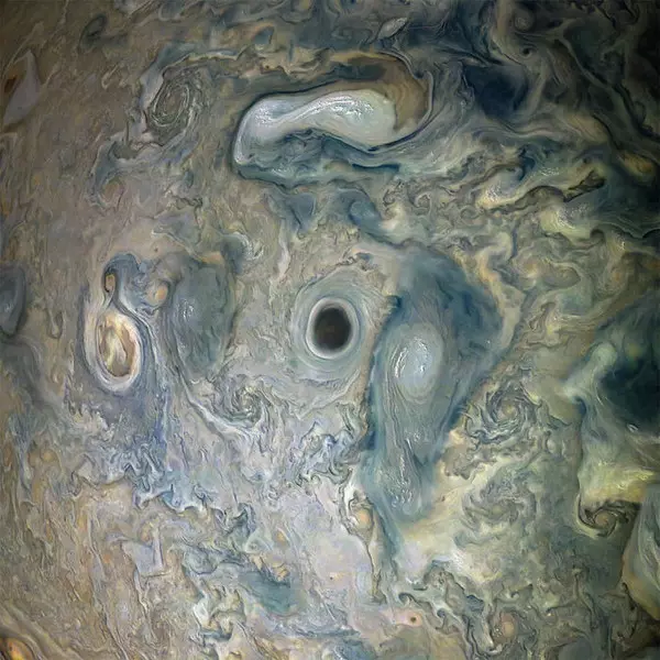 NASA ta raba sabbin hotunan saman duniya Jupiter 79573_2