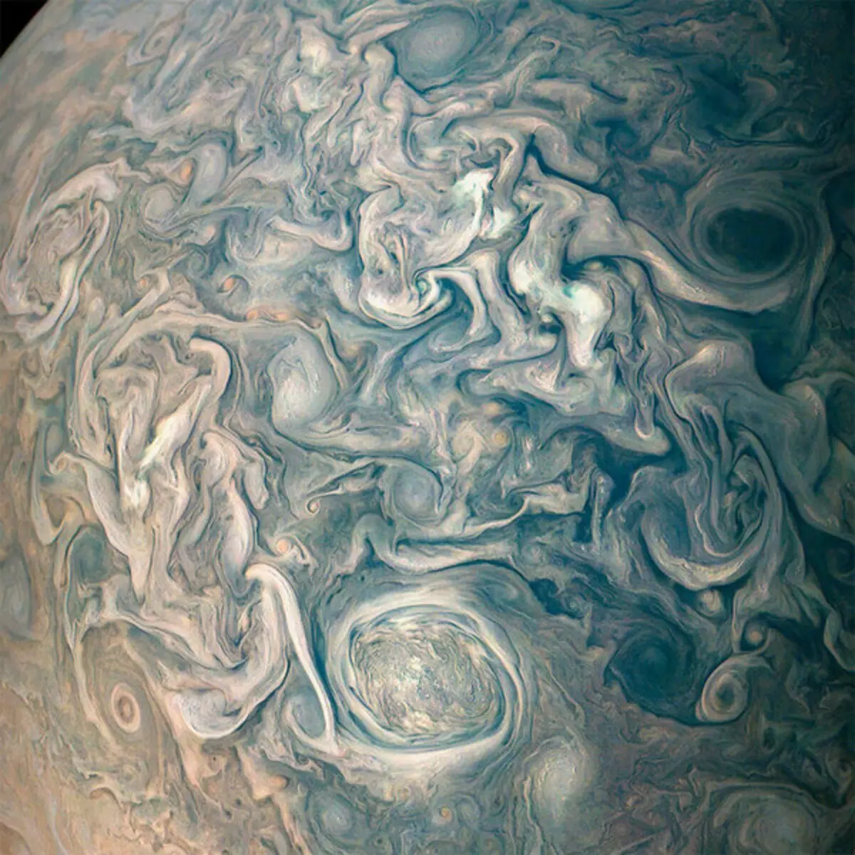 NASA ta raba sabbin hotunan saman duniya Jupiter 79573_3