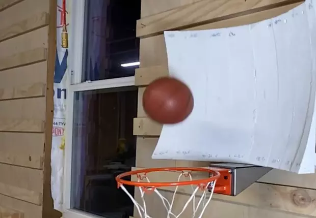 Larawan №1 - Ang simulation ng computer ay nakatulong na lumikha ng isang basketball shield na laging nagpapadala ng bola sa basket (video)