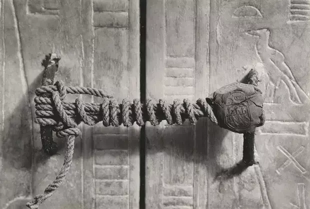 Bildo №1 - Historio de unu foto: netuŝita presado sur la pordo de la tomboj de Tutankhamon, al kiu neniu tuŝis pli ol 3000 jarojn